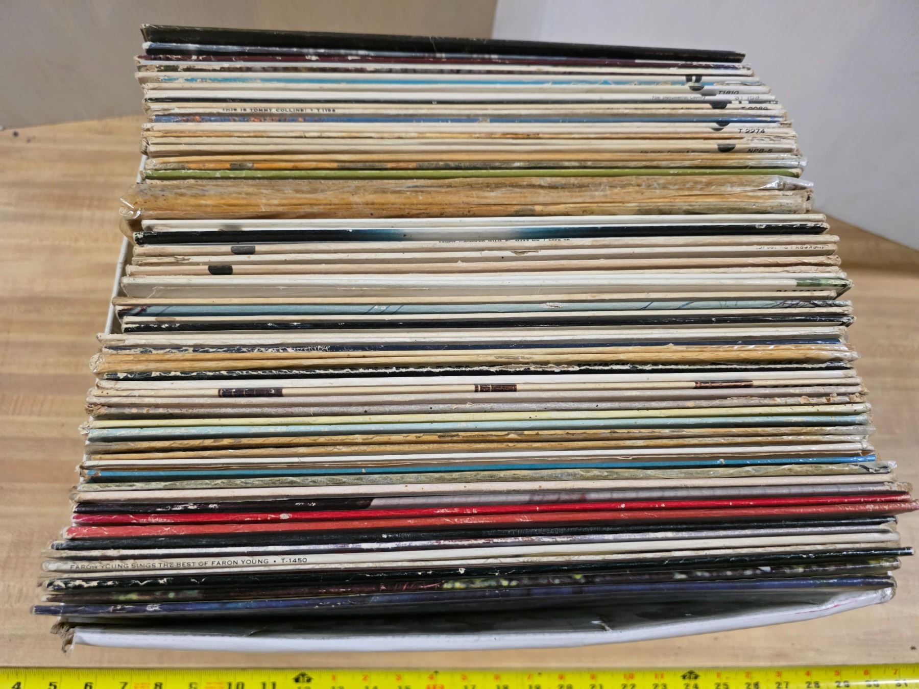 Lot of vinyl country and western records - Schmalz Auctions