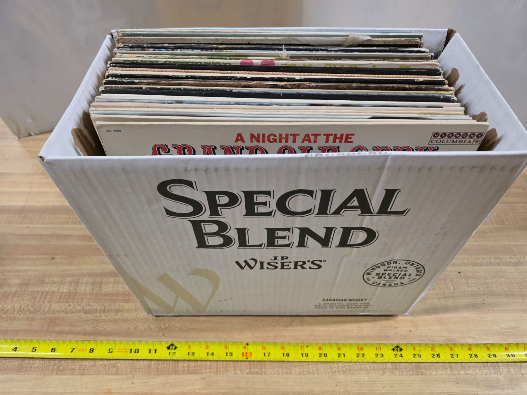 Lot of vinyl country and western records - Schmalz Auctions