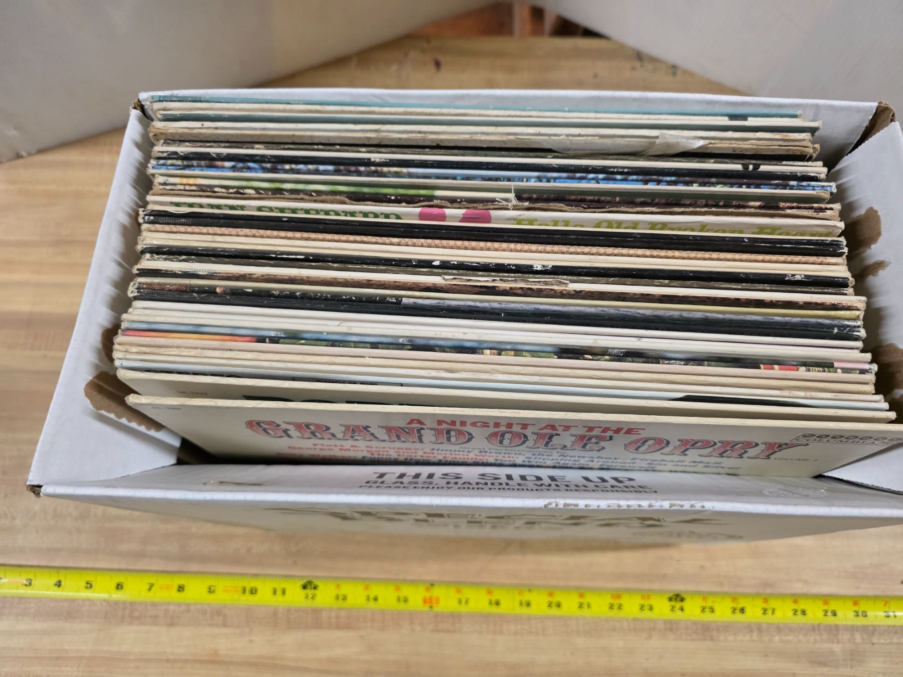 Lot of vinyl country and western records - Schmalz Auctions