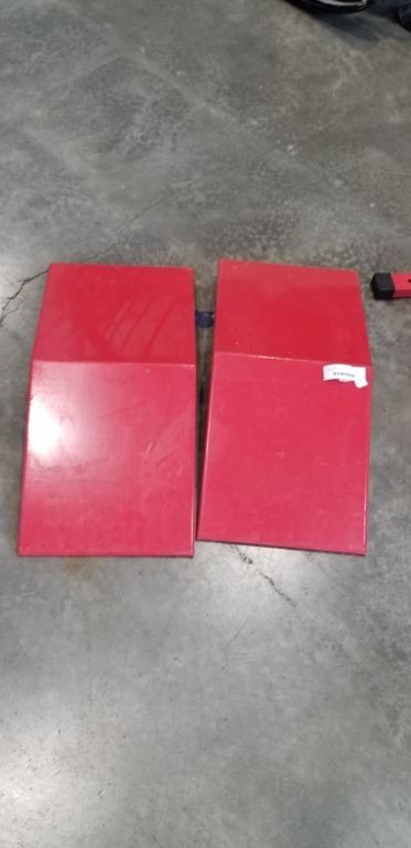 RED MOTORCYCLE / DIRT BIKE WHEEL CHOCK, AND 2 RAMPS