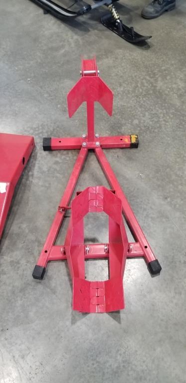 RED MOTORCYCLE / DIRT BIKE WHEEL CHOCK, AND 2 RAMPS