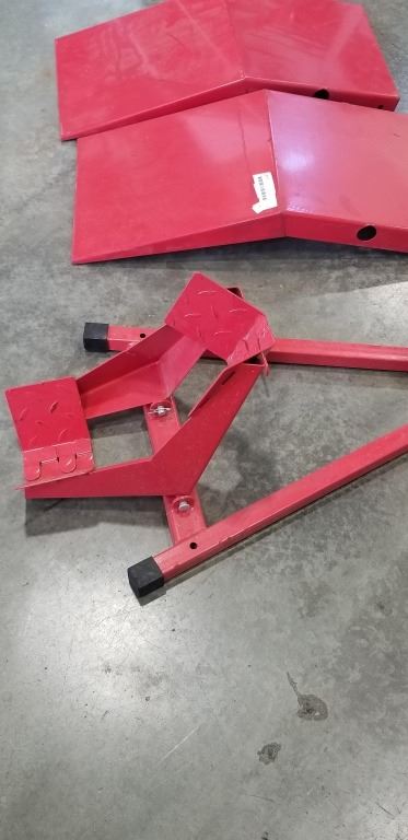 RED MOTORCYCLE / DIRT BIKE WHEEL CHOCK, AND 2 RAMPS