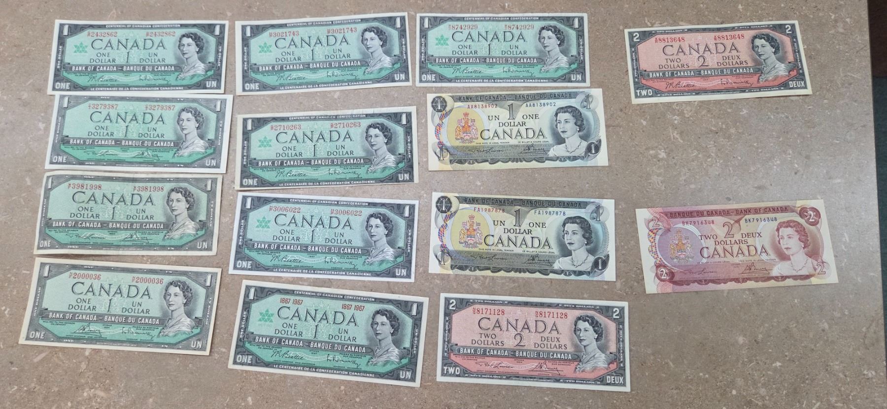 Selection of Canadian bank notes including three 1954 one dollar bills ...