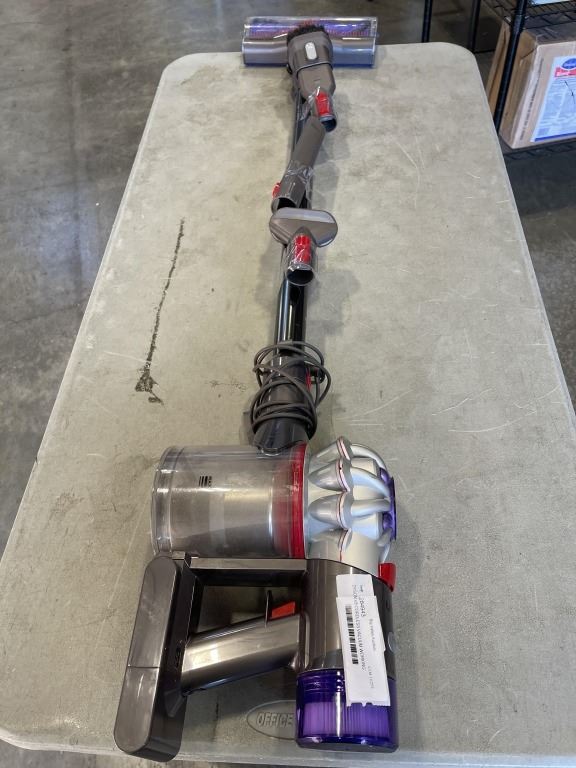 DYSON V8 CORDLESS VACUUM WORKING