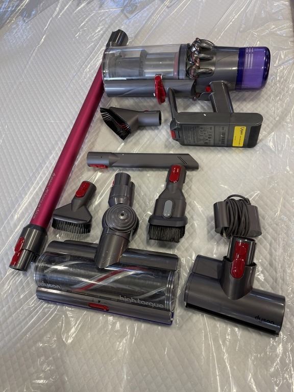 DYSON V11 TORQUE DRIVE CORDLESS STICK VACUUM - TESTED WORKING, RETAIL $799