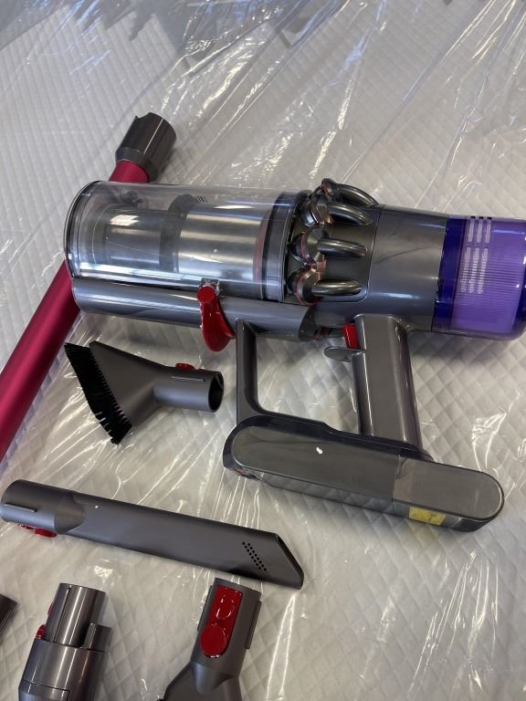 DYSON V11 TORQUE DRIVE CORDLESS STICK VACUUM - TESTED WORKING, RETAIL $799