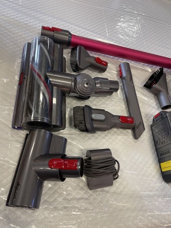 DYSON V11 TORQUE DRIVE CORDLESS STICK VACUUM - TESTED WORKING, RETAIL $799