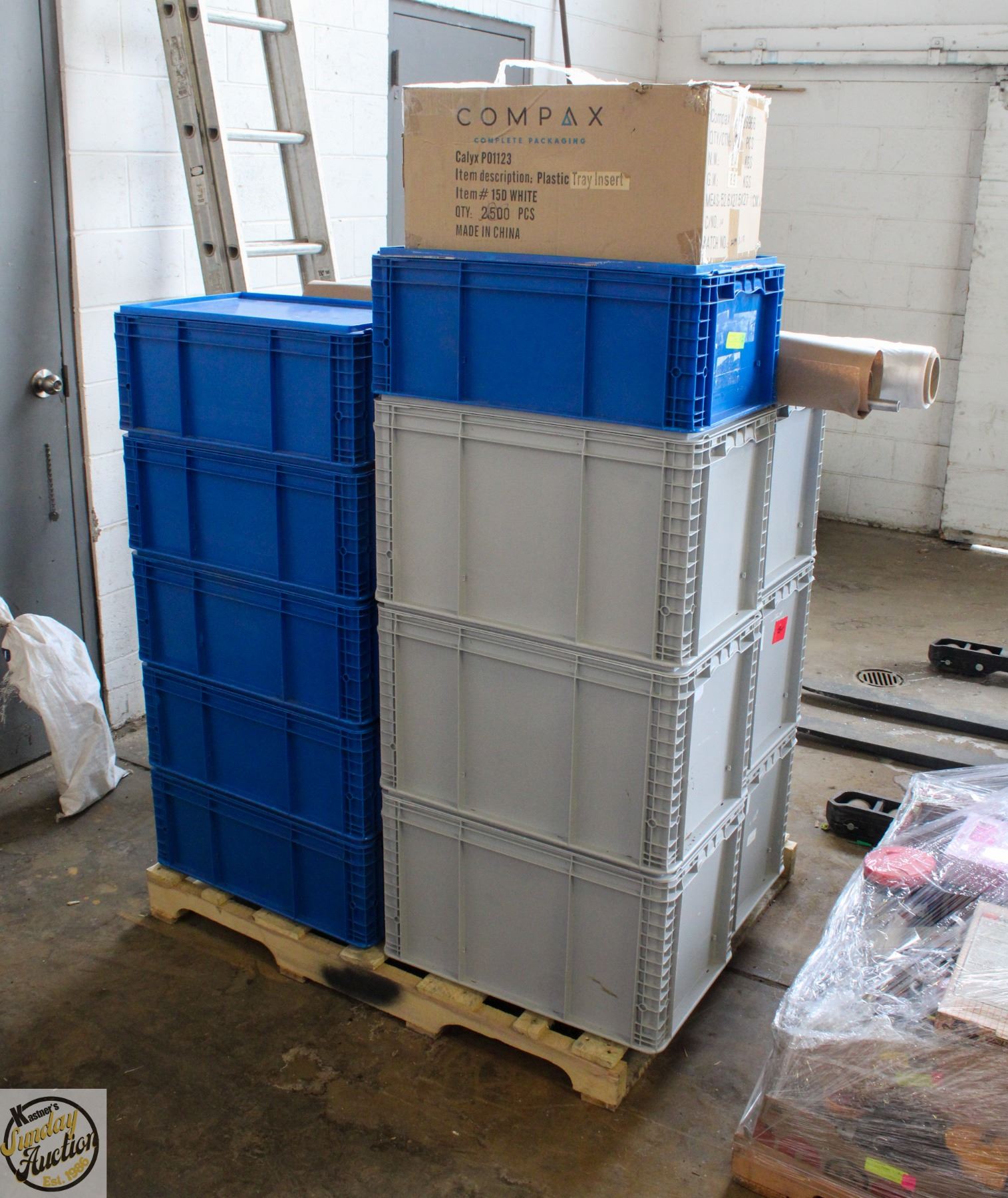 PALLET OF LIDDED PLASTIC TOTES, SMALL RECYCLE BINS - Kastner Auctions
