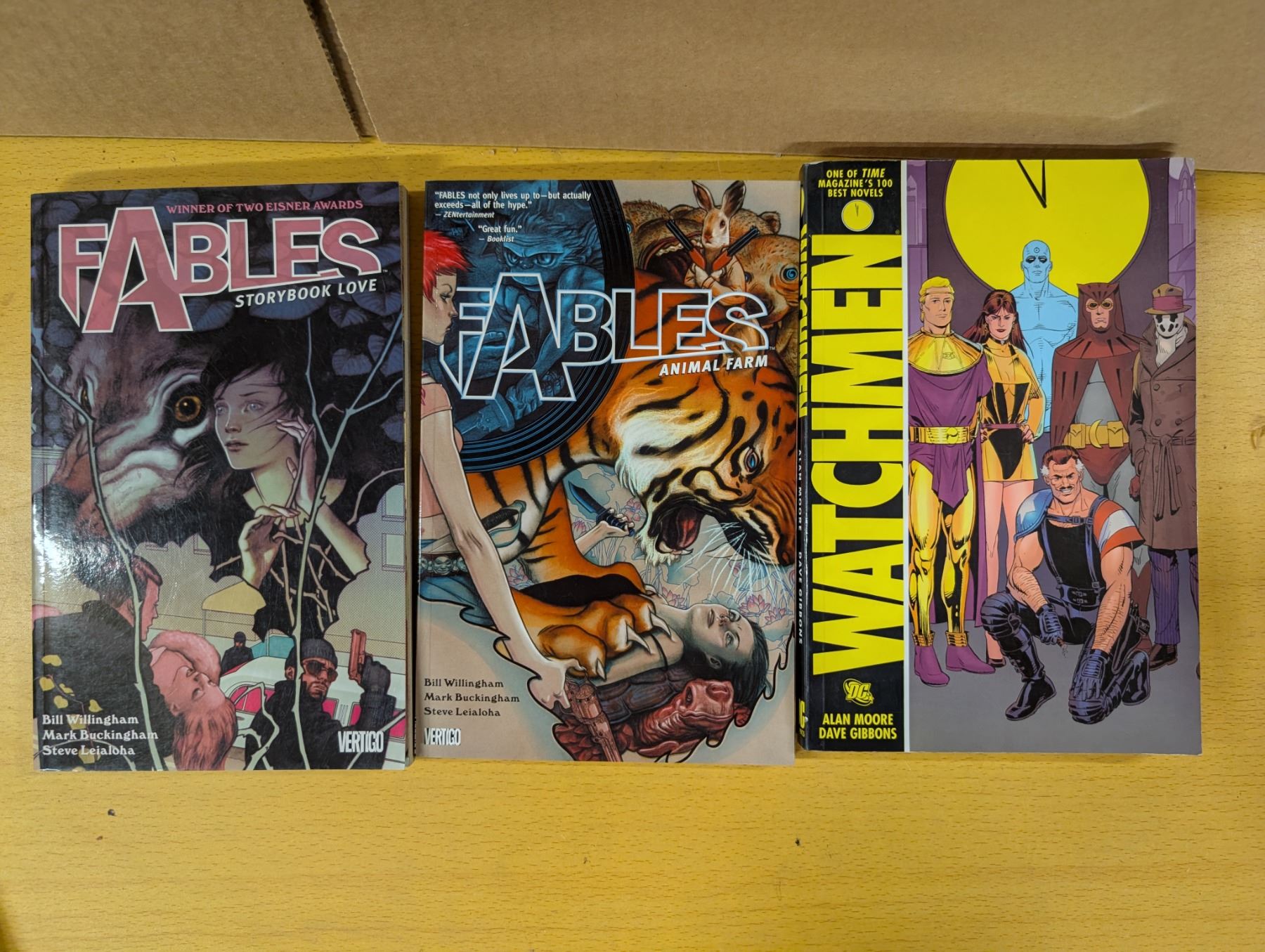 Graphic comics, Watchmen, Fables Storybook Love, Fables Animal Farm ...