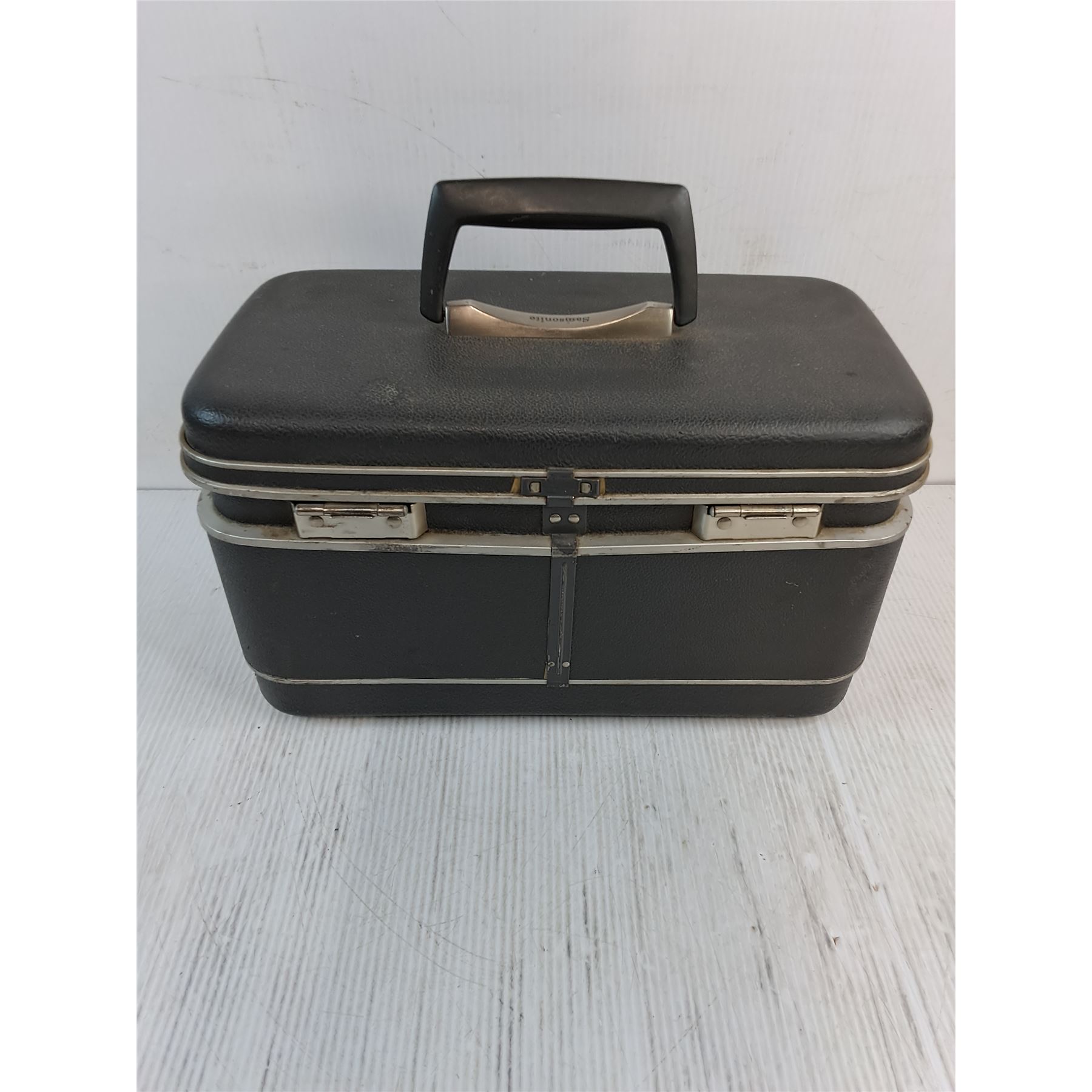 Vintage Samsonite Silhouette Hard Shell Train Case - Bodnarus Auctioneering