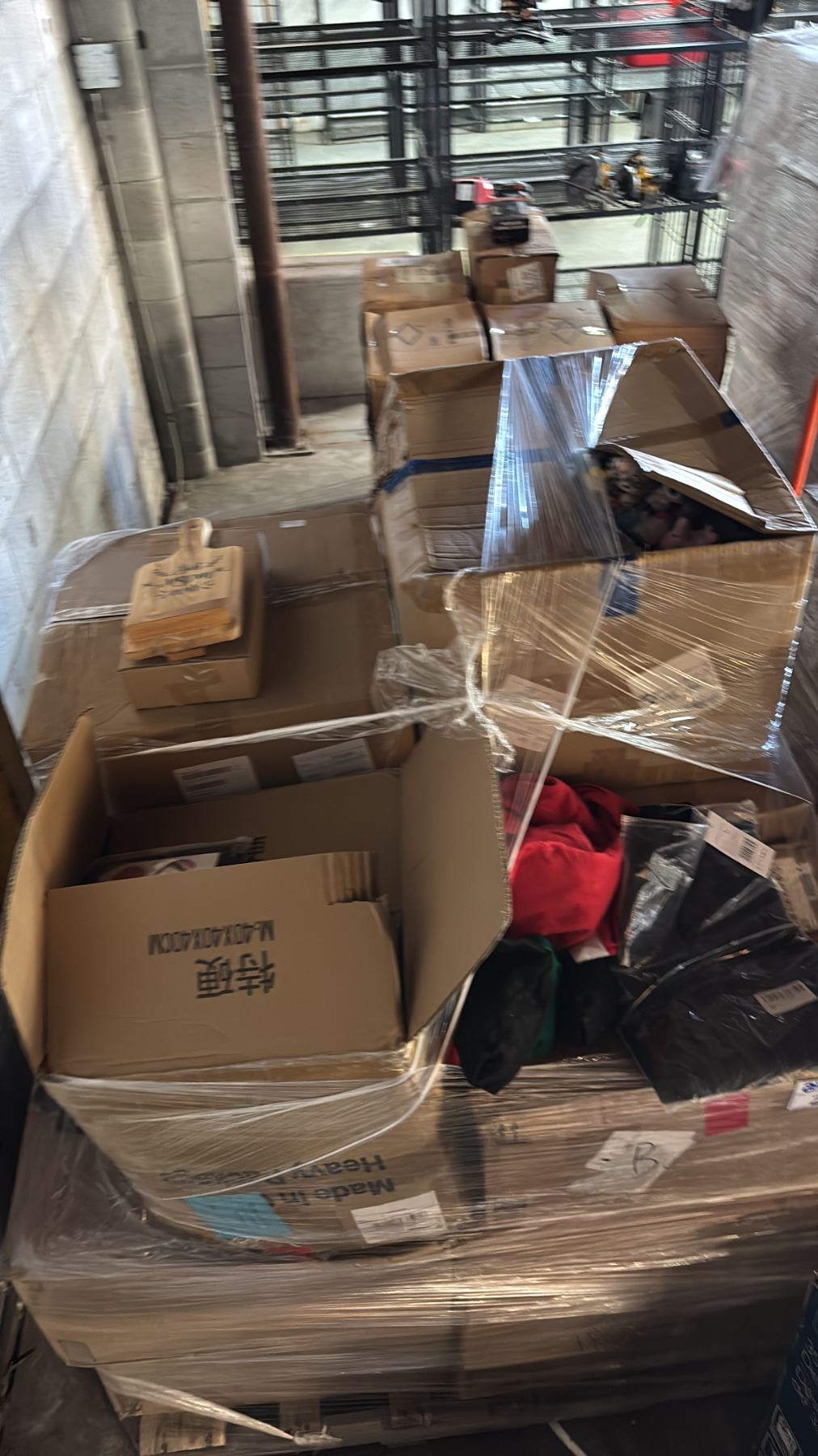 PALLET OF ASSTD. ITEMS: FINGER PUPPETS, MEN'S JACKETS, "BEST MOM ...