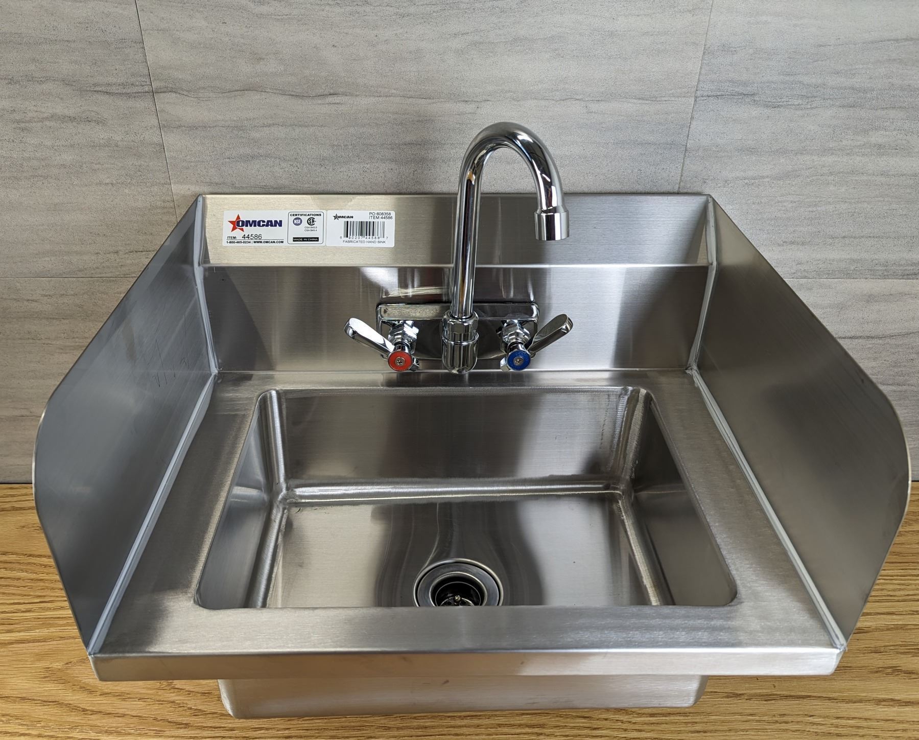 Hand Sink with Side Splashes, 4" Faucet, Omcan 44586