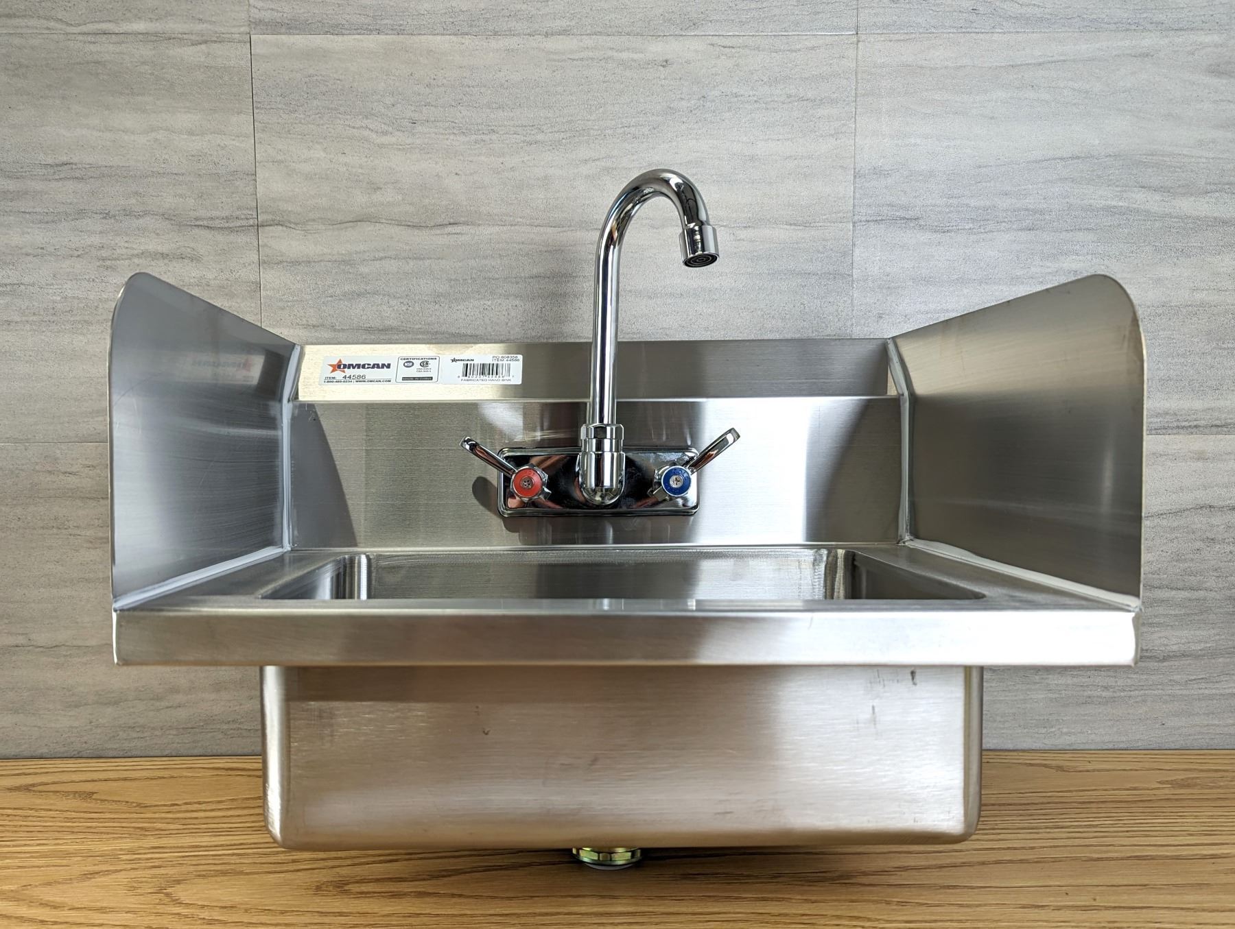 Hand Sink with Side Splashes, 4" Faucet, Omcan 44586