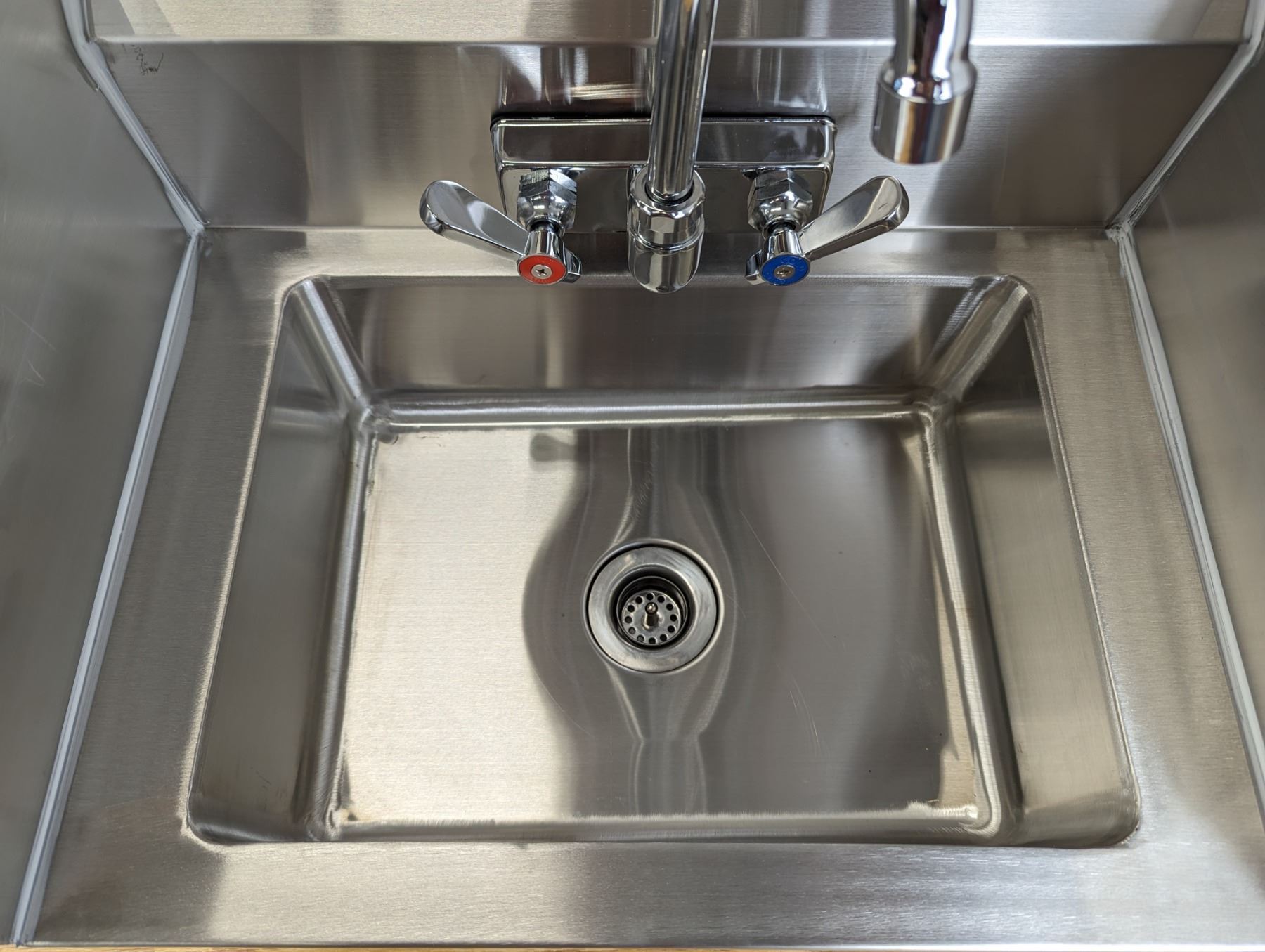 Hand Sink with Side Splashes, 4" Faucet, Omcan 44586
