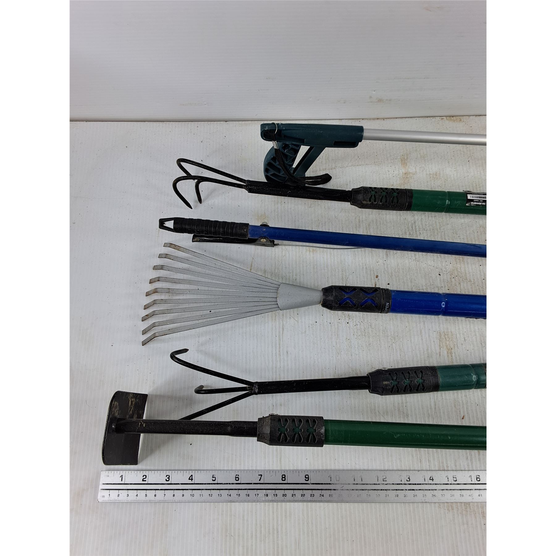Litter Grabbers, Garden Hoe, Forks & Rake - Bodnarus Auctioneering