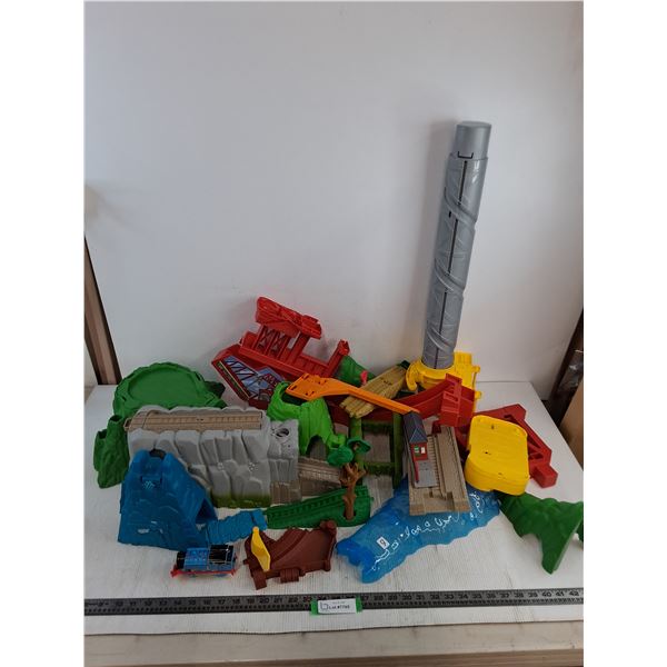 Thomas Toy Mountain Train Set w/ Storage Tote - Pickup Preferred ...
