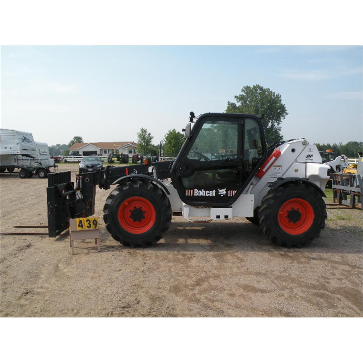Bobcat V-638 versa handler