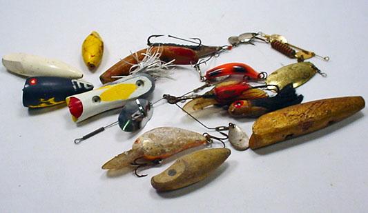 LOT OF 20+ VINTAGE FISHING LURES AND ZEBCO SPINNER