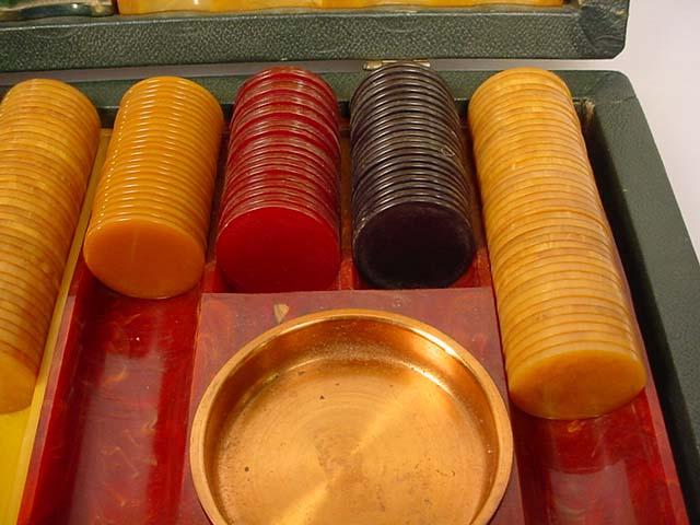 EARLY BAKELITE POKER CHIP SET W/ 4 BAKELITE PLAYER