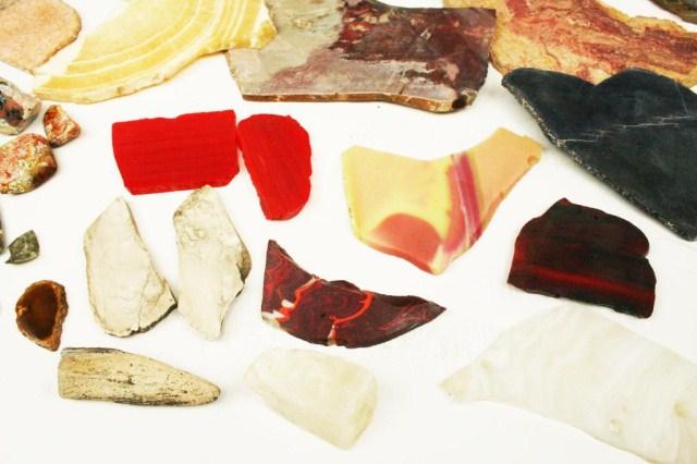 MIXED LOT OF RAW SEMI-PRECIOUS STONES & GEODES