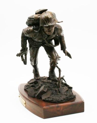 PAUL E ISON SIGNED PHOTOGRAPH & STATUE USMC 1ST Dv