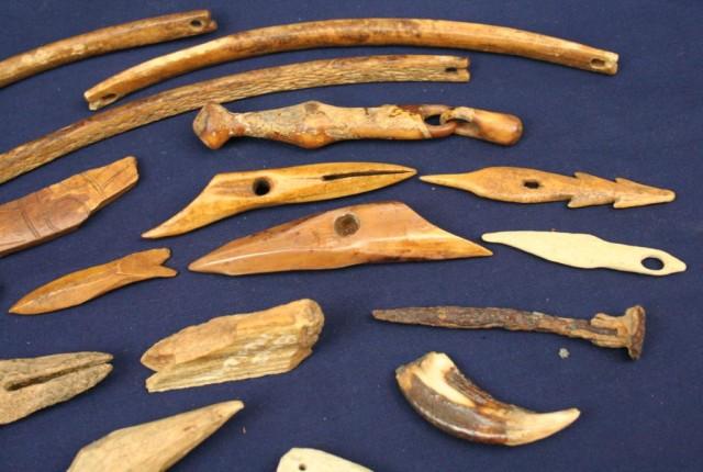 MIXED LOT OF ANCIENT ALASKAN ESKIMO TOOLS