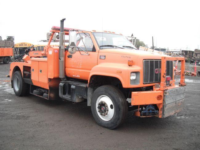 * 1999 GMC 7500 S/A Tow Truck