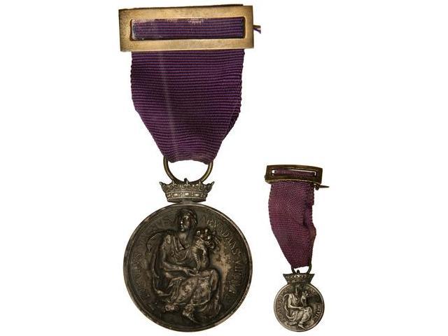 Medalla y miniatura de la Medalla de Madrid. S/F. AYUNTAMIENTO DE ...