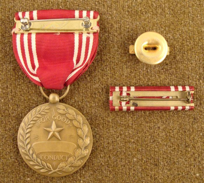 WWII US GOOD CONDUCT MEDAL, RIBBON BAR & LAPEL BAR