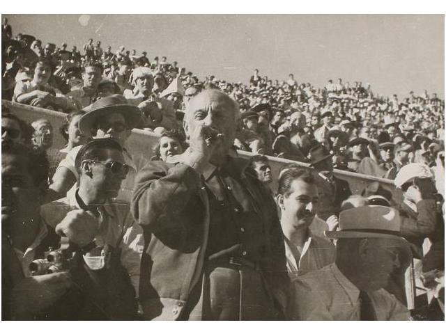 278 Fotógrafo desconocido (XX)Retrato de Pablo Picasso en una plaza de ...