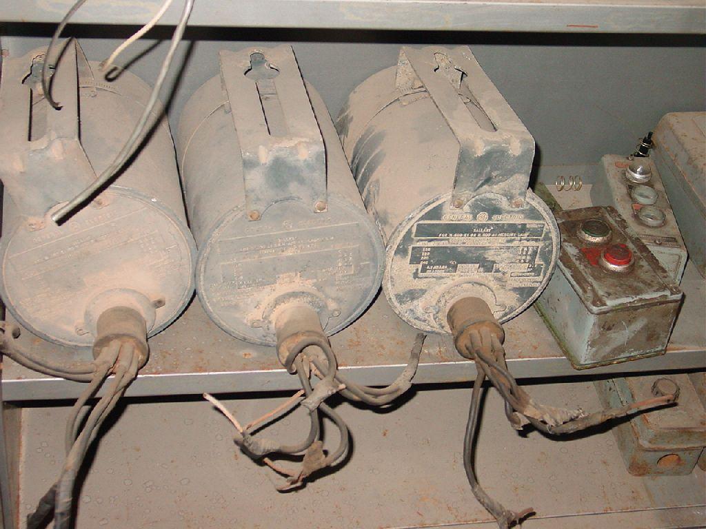 220 ELECTRIC MOTORS & BOXES (1X) W/SHELF
