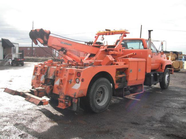 * 1999 GMC C7500 S/A Tow Truck