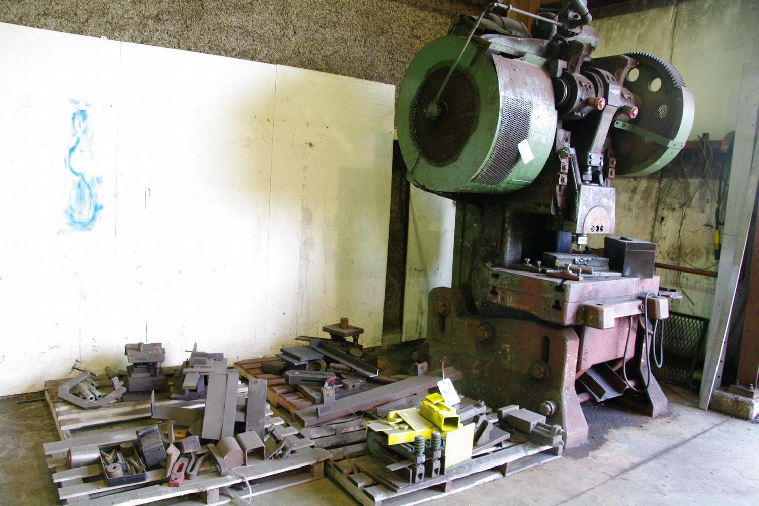 200 TON HYDRAULIC PUNCH PRESS C/W ASSORTED PLATES - Able Auctions