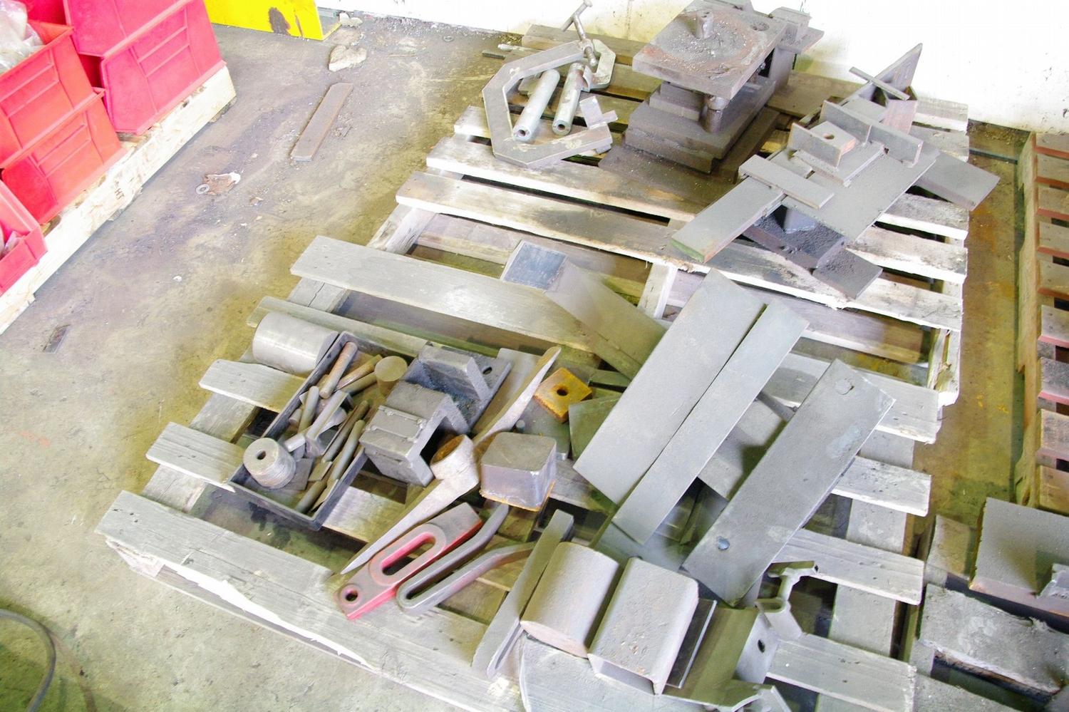 200 TON HYDRAULIC PUNCH PRESS C/W ASSORTED PLATES