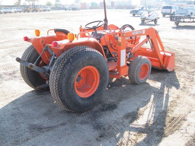 1983 Kubota B8200 4x4 Ag Tractor