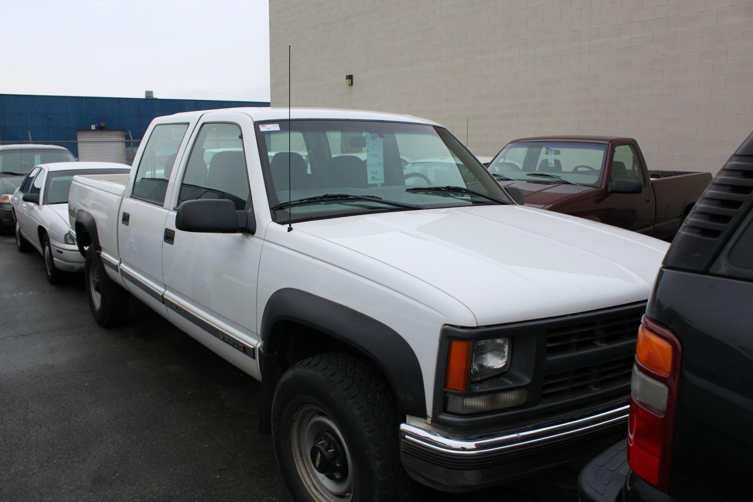 2000 WHITE CHEVROLET K2500 4X4 4DR PICK UP - Able Auctions