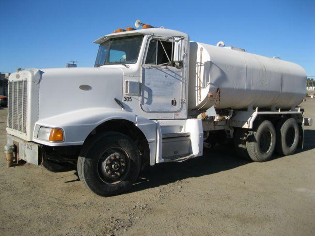 1992 Peterbilt 377 T/A 4,000 Gallon Water Truck