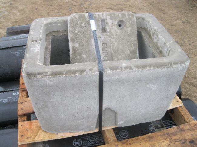 Concrete Hand Hole Box / Christy Box