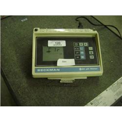 BECKMAN 44 PH METER