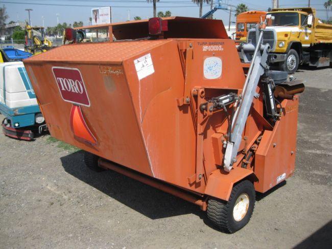 1995 Toro 5400HL Turf Ride-On Sweeper