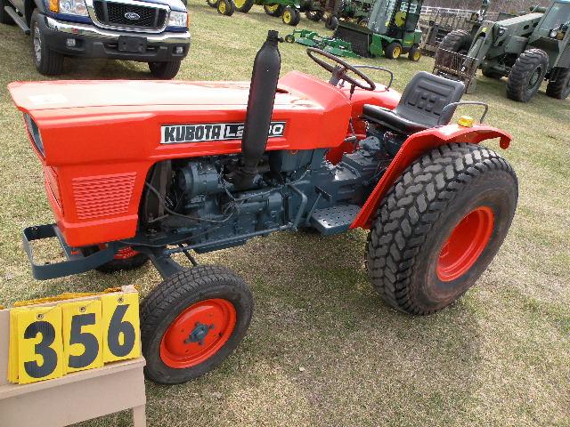 Kubota L2000 compact tractor