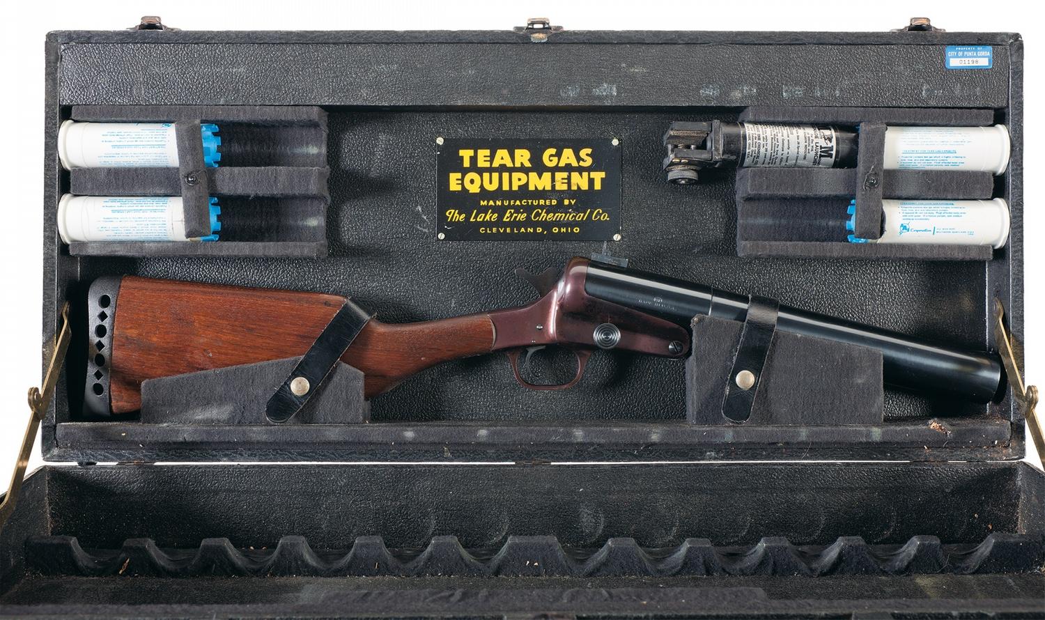Lake Erie Chemical Co. Tru-Flite Teargas Launcher with 4 CS Gas Rounds ...