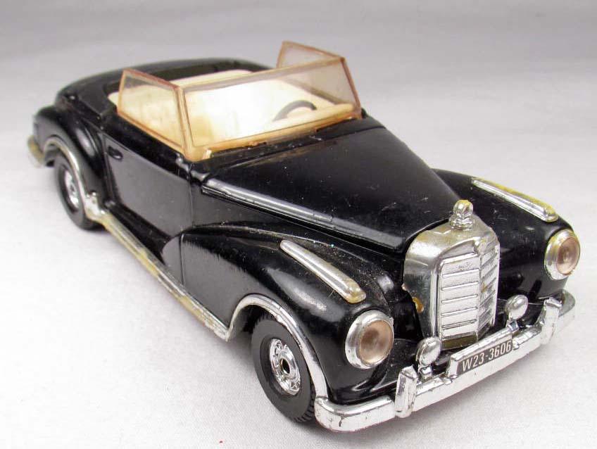 CORGI MERCEDES - BENZ 300 S METAL TOY CAR