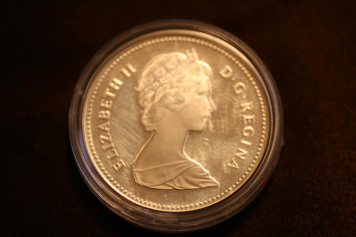 1882 1982 Elizabeth Regina Canada Dollar Coin