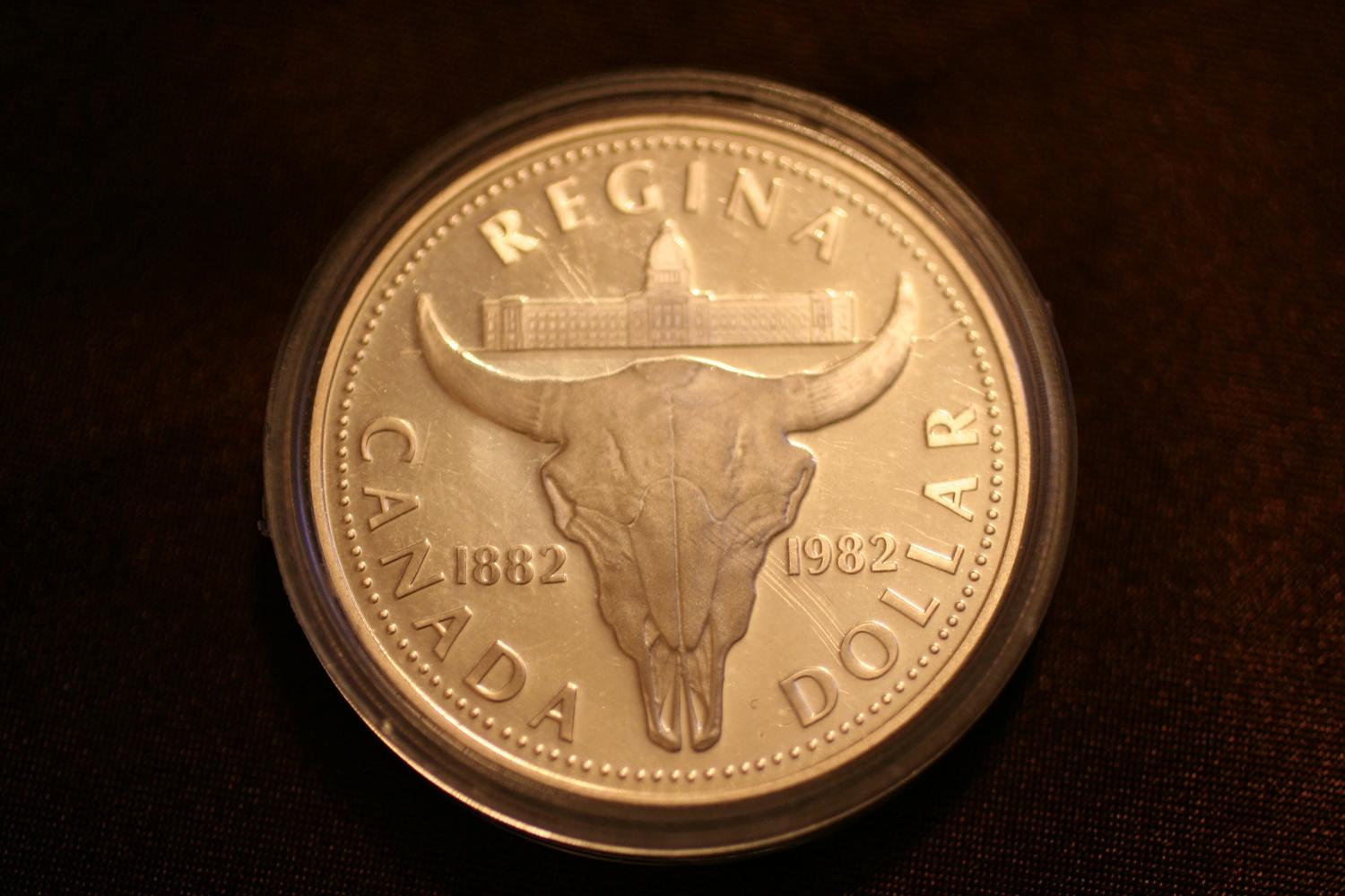 1882 1982 Elizabeth Regina Canada Dollar Coin