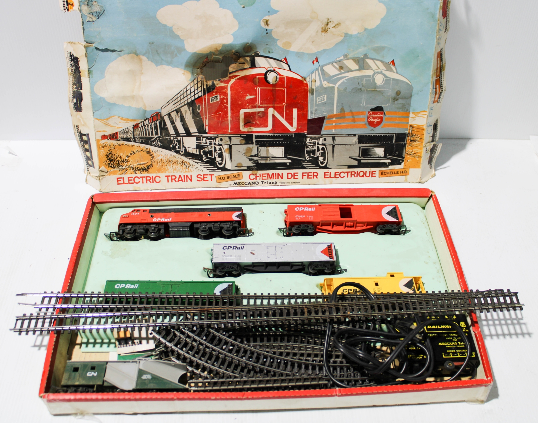 VINT. ELECTRIC HO CP RAIL TRAIN SET - ENGINE -CARS - TRACKS ETC.
