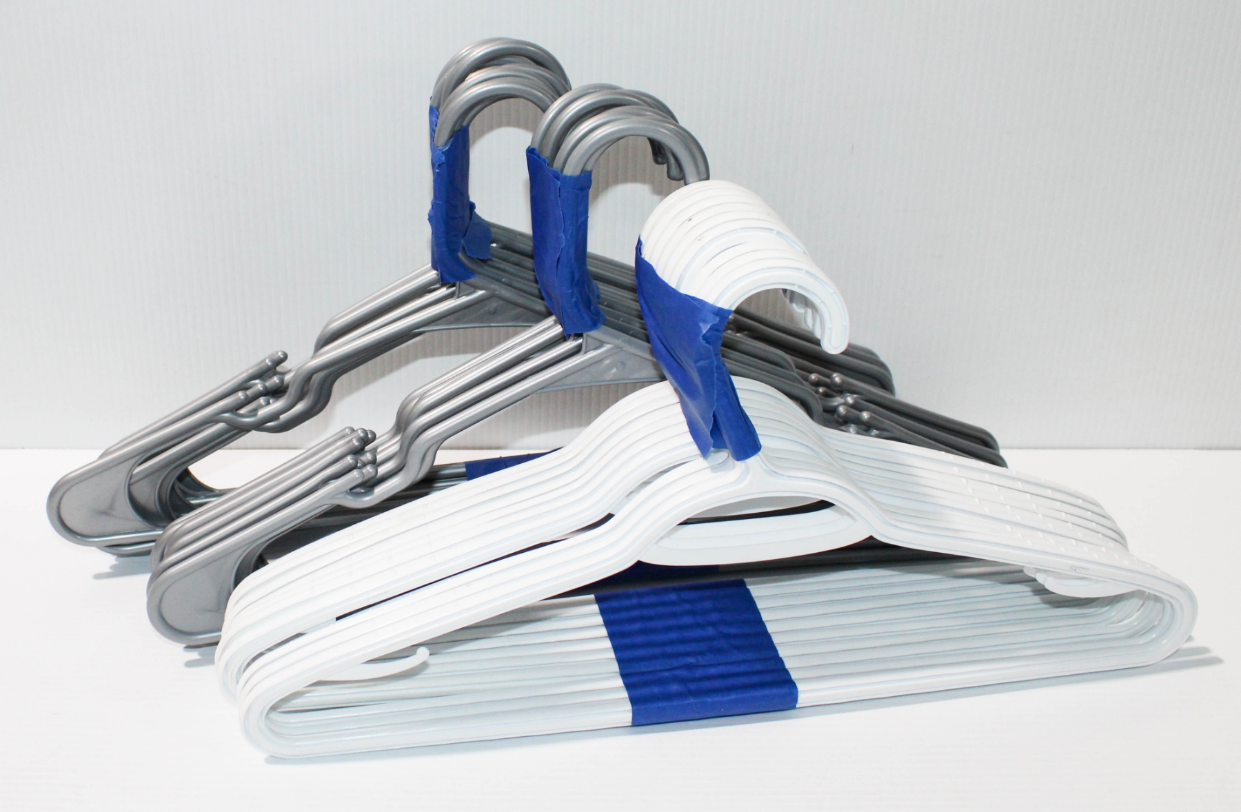 30 PLASTIC HANGARS