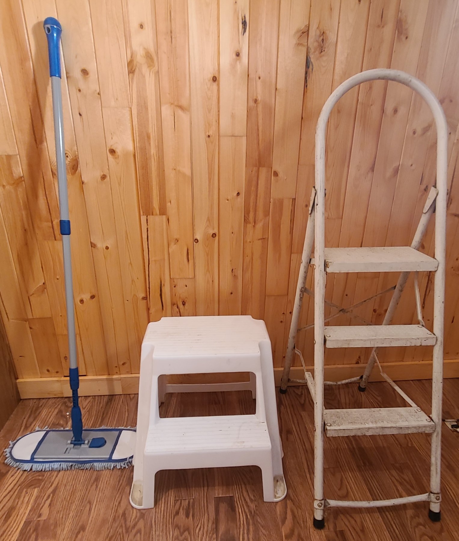 STEP STOOL STEP LADDER & MOP