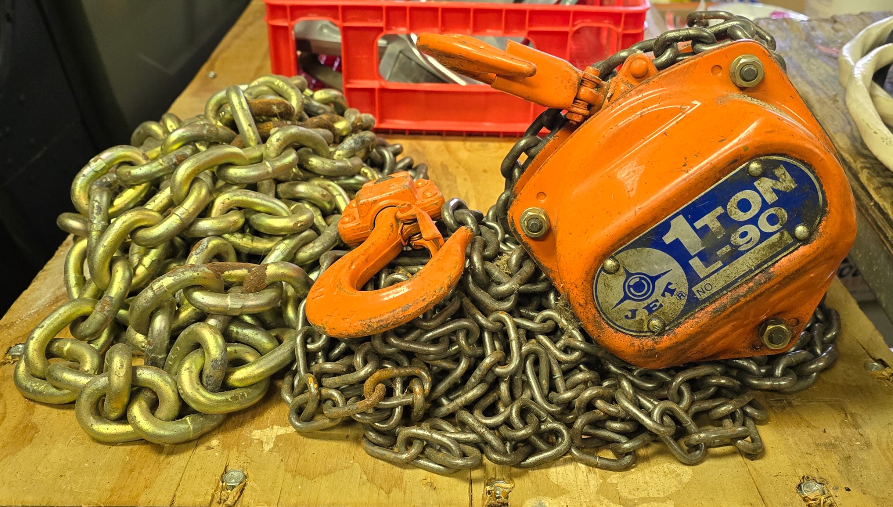 1 TON CHAIN HOIST WITH EXTRA CHAINS