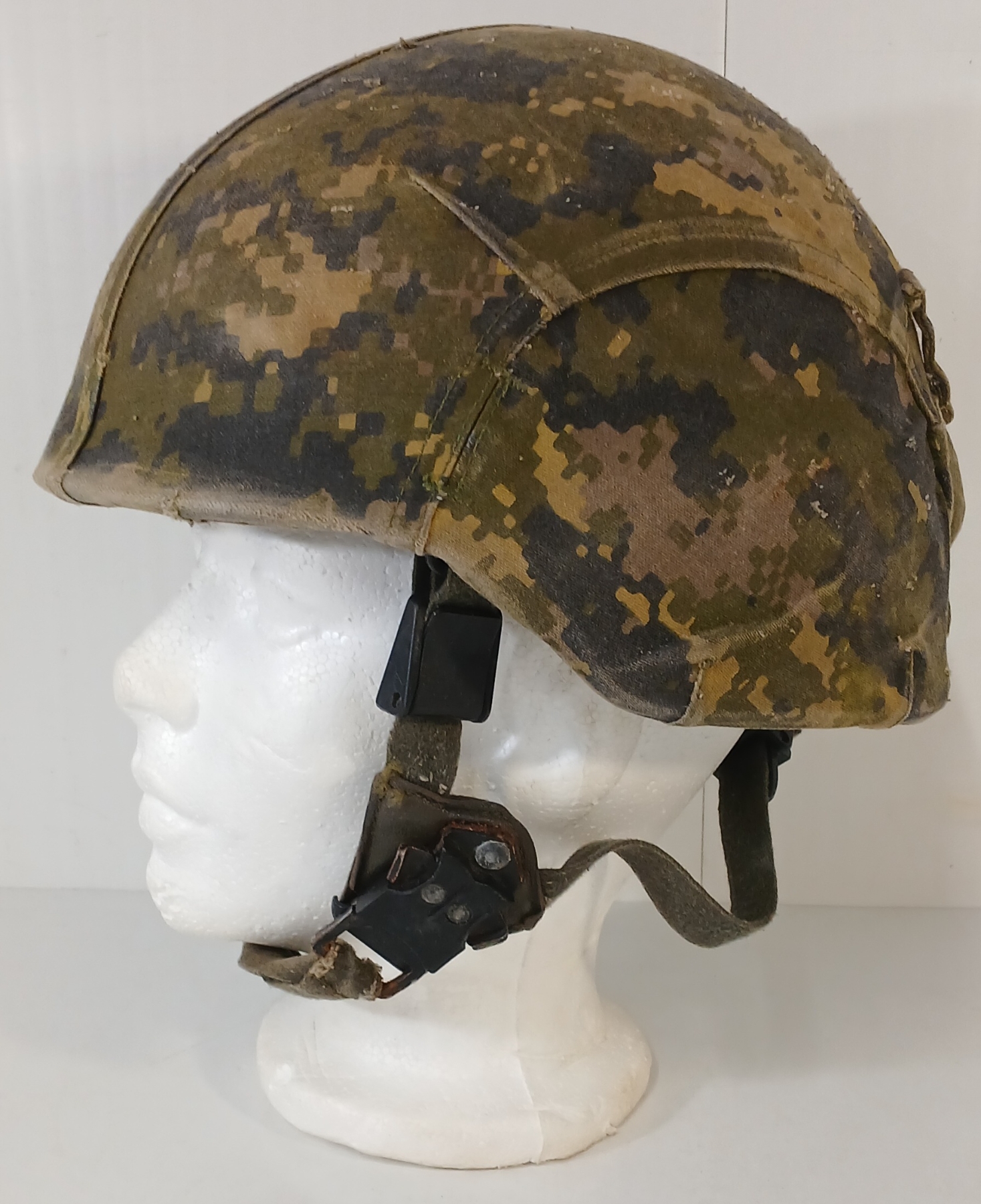 CDN ARMED FORCES CG634 HELMET W/ CADPAT COVER - Kidd Family Auctions